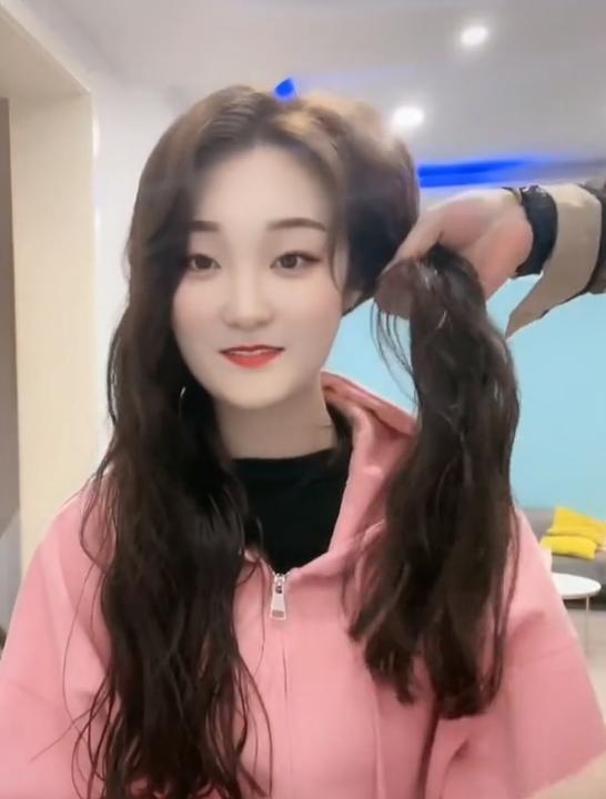 Chen Yanan has her hair done, and she smiles in a good mood. The signs ...