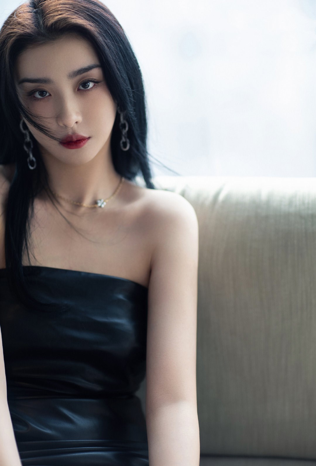 Zhao Xiaotang wore a black tight leather skirt, showing her enchanting ...