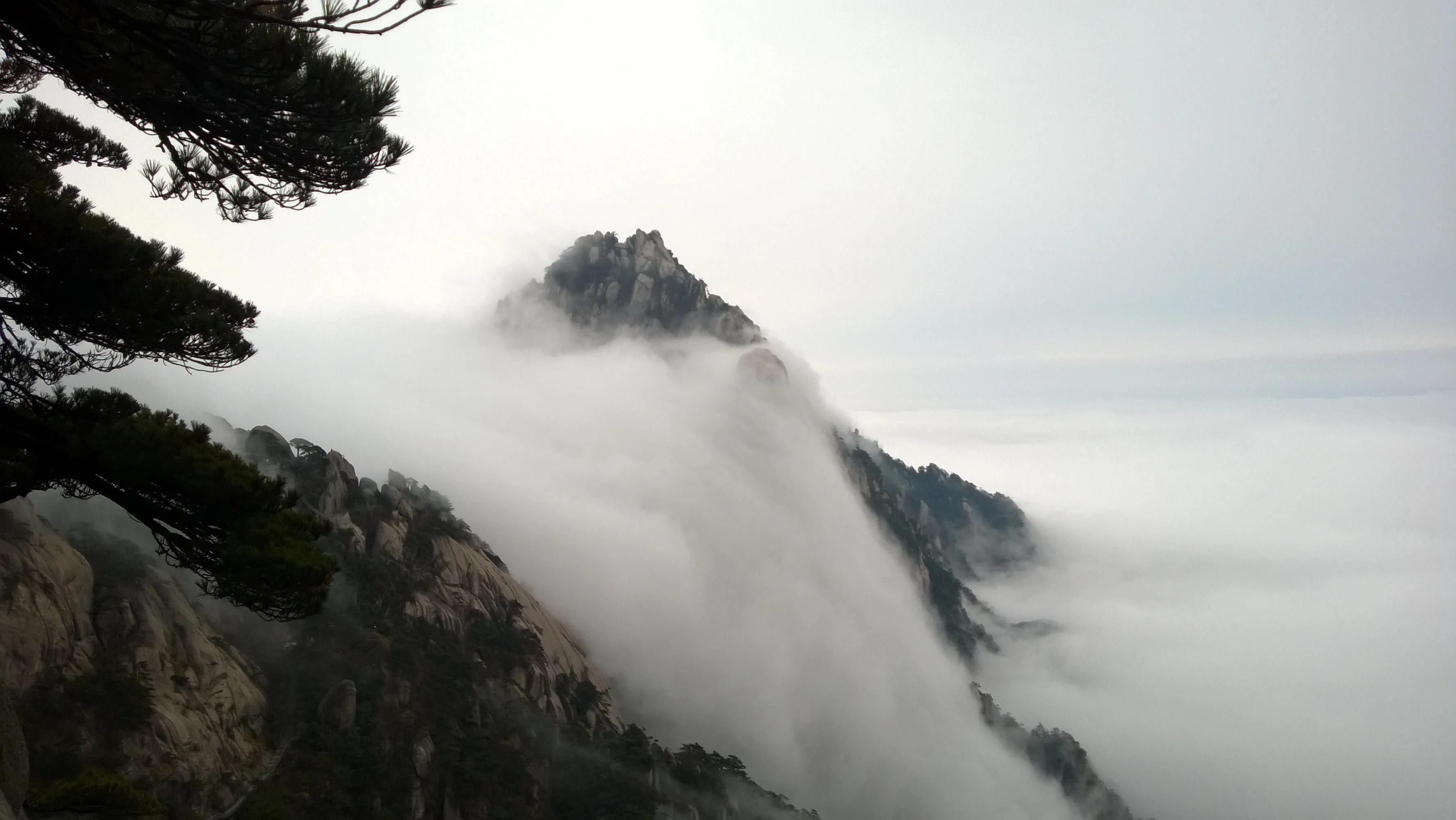The sea of clouds, you need to climb up the mountain to see the scenery ...