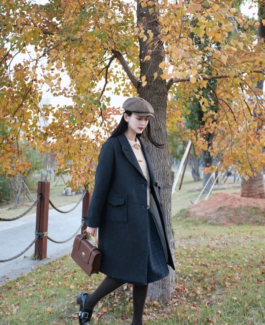 Do you want to be the focus of the crowd?Try a gentle retro outfit ...