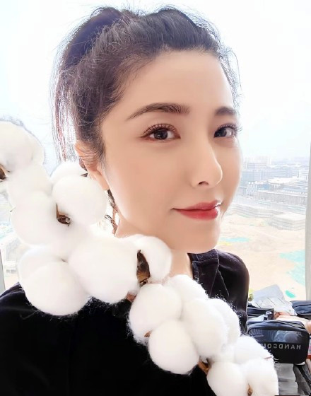 The fashion ceremony is exposed, Yang Ying belt is exaggerated, Zeng Li ...