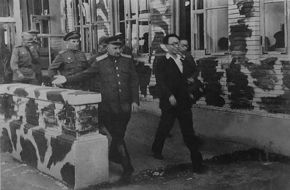 As a prisoner of war, what was Puyi's real life like during the five ...