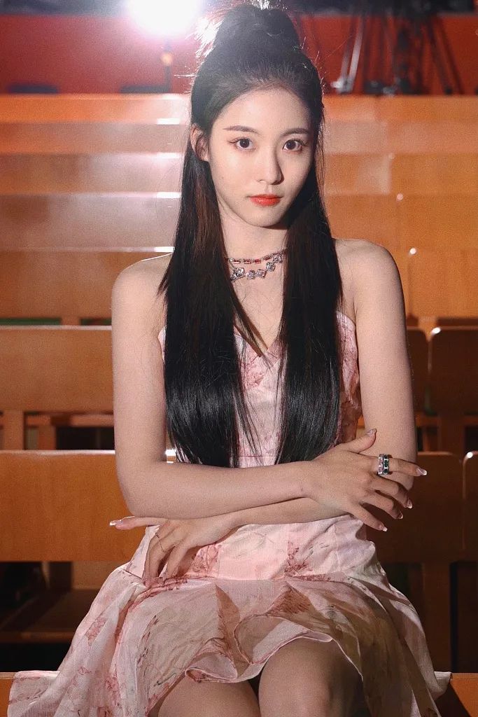 The vitality girl Sun Rui shows off her beautiful legs in a short skirt ...