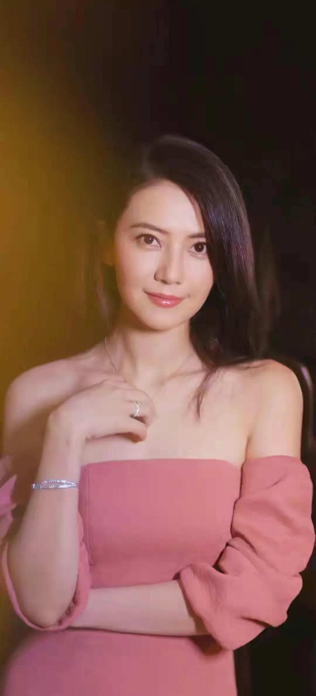 A glimpse of the goddess Gao Yuanyuan, who looks like a fairy - iNEWS
