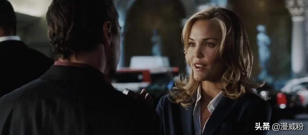 The female reporter who got on the bed with Iron Man appeared low-key ...