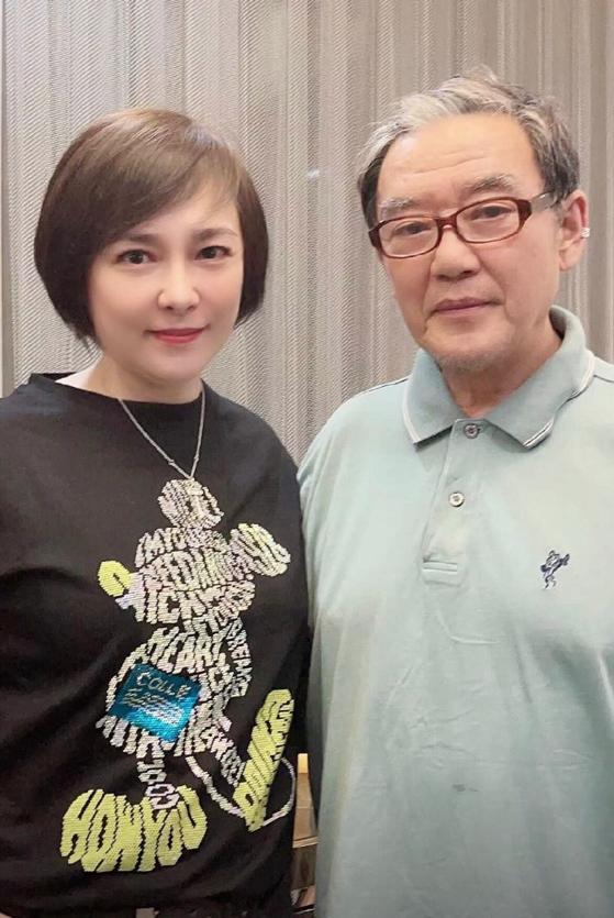 Zhu Baoyi took a photo with Li Liqun, taking pictures close to him is ...
