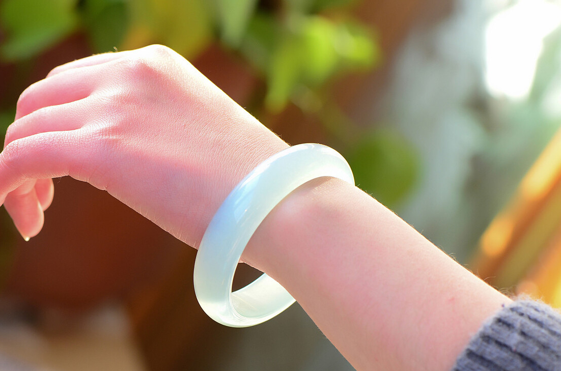 Women who wear jade bracelets for a long time will have unexpected ...