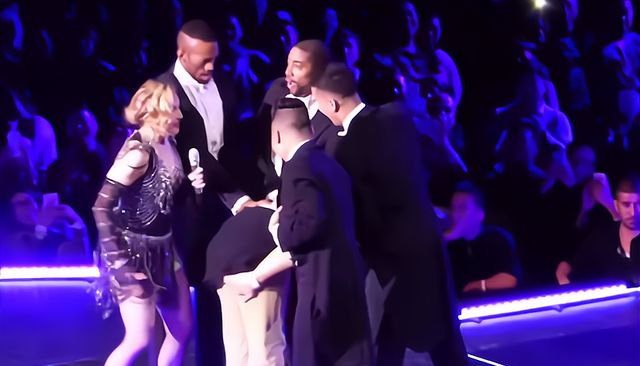 The female lead singer of The Wonderful Band urinates on stage and ...