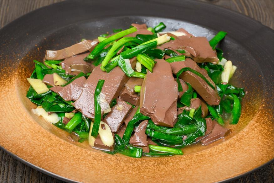 Stir-fried pork blood can't be cooked directly, the chef will teach you ...