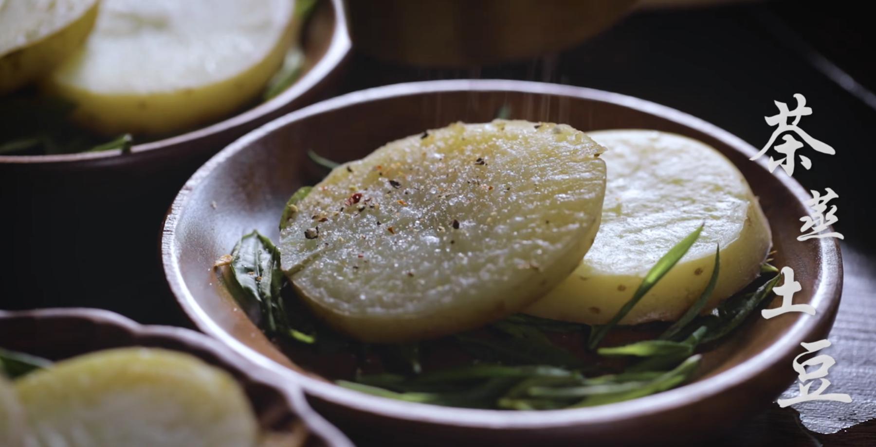 Li Ziqi treats guests to dinner, the scene is really spectacular ...