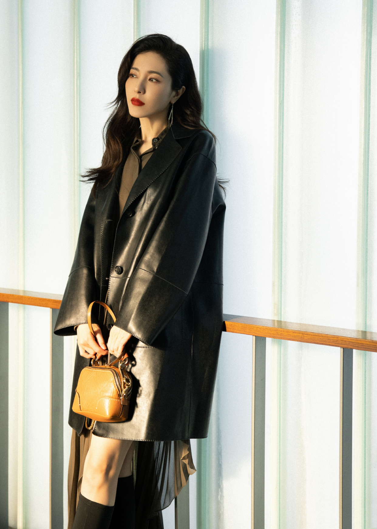 The real female star Zeng Li goes out!Long leather dress is glamorous ...