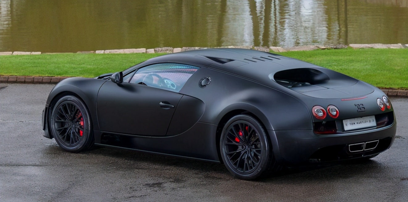 With double tail wing design, the Bugatti Veyron Super Sport Edition ...