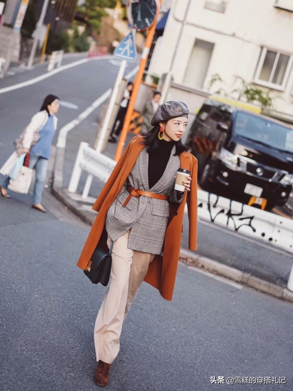 This year, a popular way to wear is called "coat + suit", which is ...