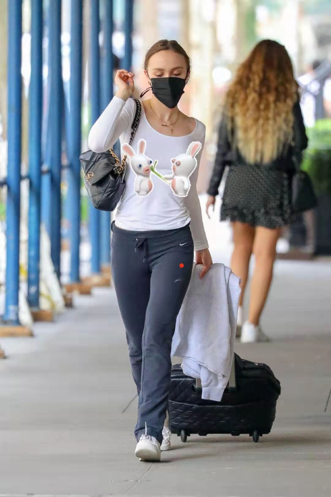 Depp's 21-year-old daughter is dressed in a simple dress, but she is ...