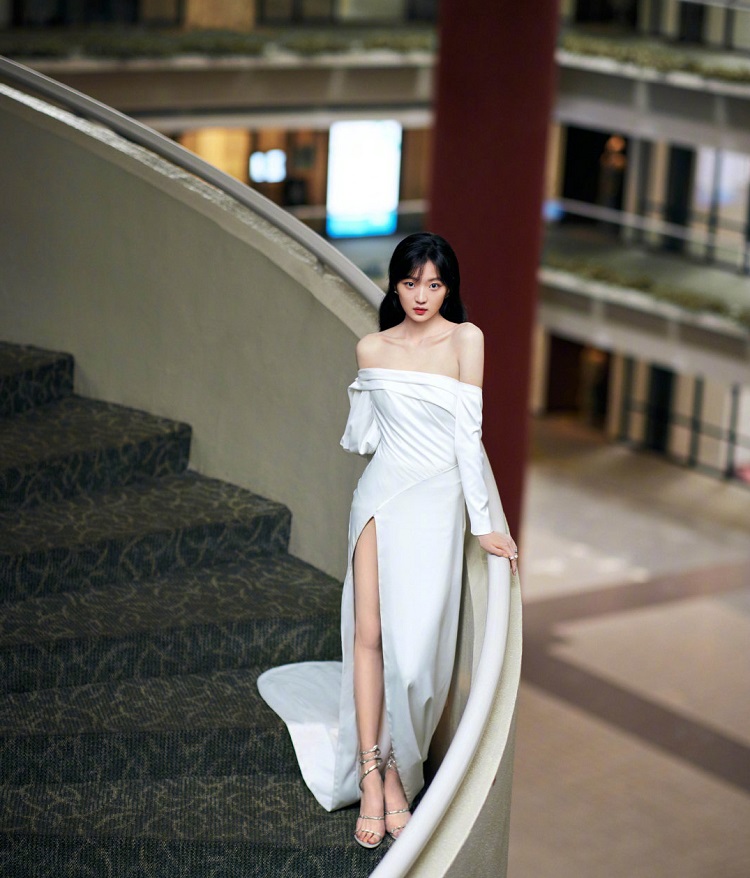 The actress's body is so superior!Sun Qian attended the white magnolia ...