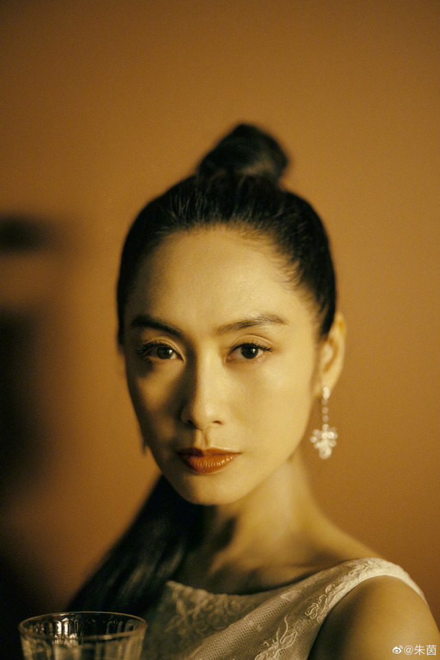 50-year-old Zhu Yin has noble and graceful photos, looks like a girl ...