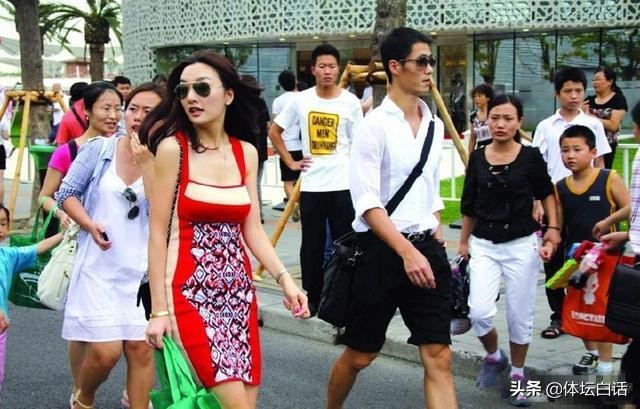Heroic!43-year-old Wang Liqin dressed up to attend the event, took up an important post after ...