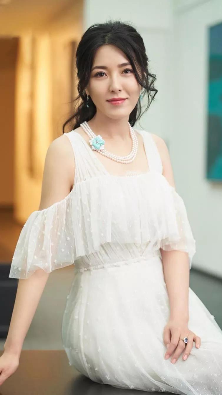 "Zeng Li, height 170 cm, weight 55 kg, was born on September 17, 1976 ...