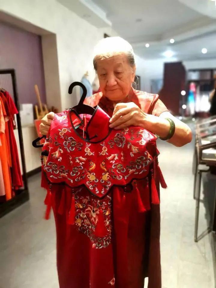 86-year-old cheongsam grandma is on fire!A woman in a cheongsam is ...