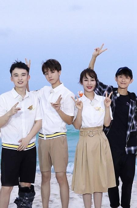 A group photo of the noble son of Beijing Dong Zijian and his wife Sun ...