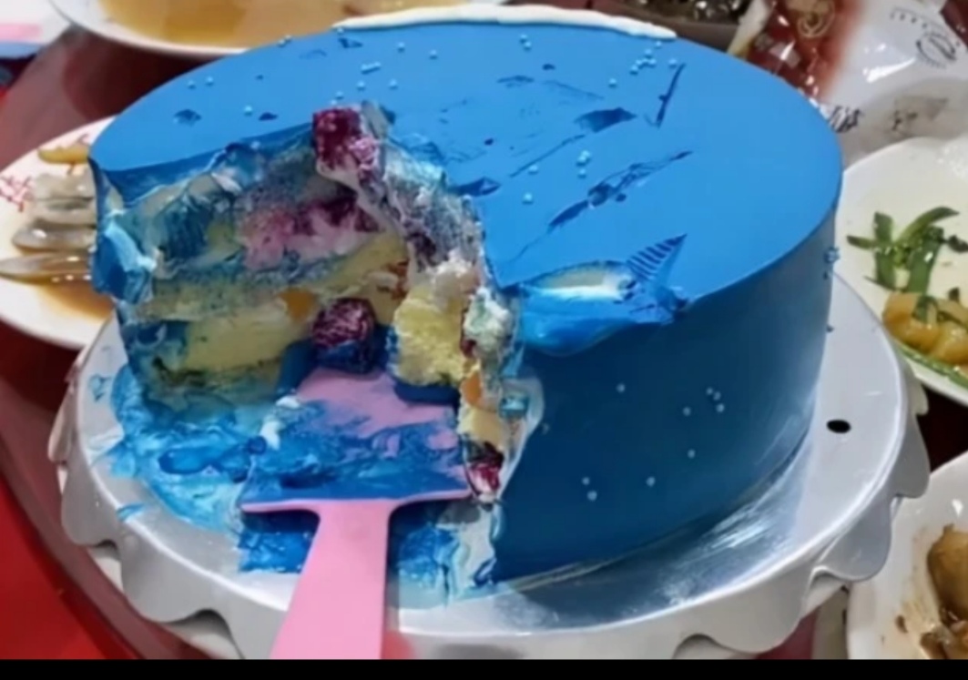 After eating the Internet celebrity cake, the teeth turn blue, and the ...