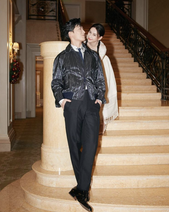 He Chaolian and her boyfriend take a wedding photo with her boyfriend ...