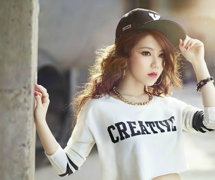 Deng Ziqi asked netizens to guess the title of the new song. After ...