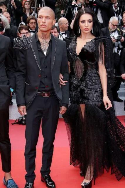 "The Most Beautiful Prisoner" shows off his muscles on the runway and ...