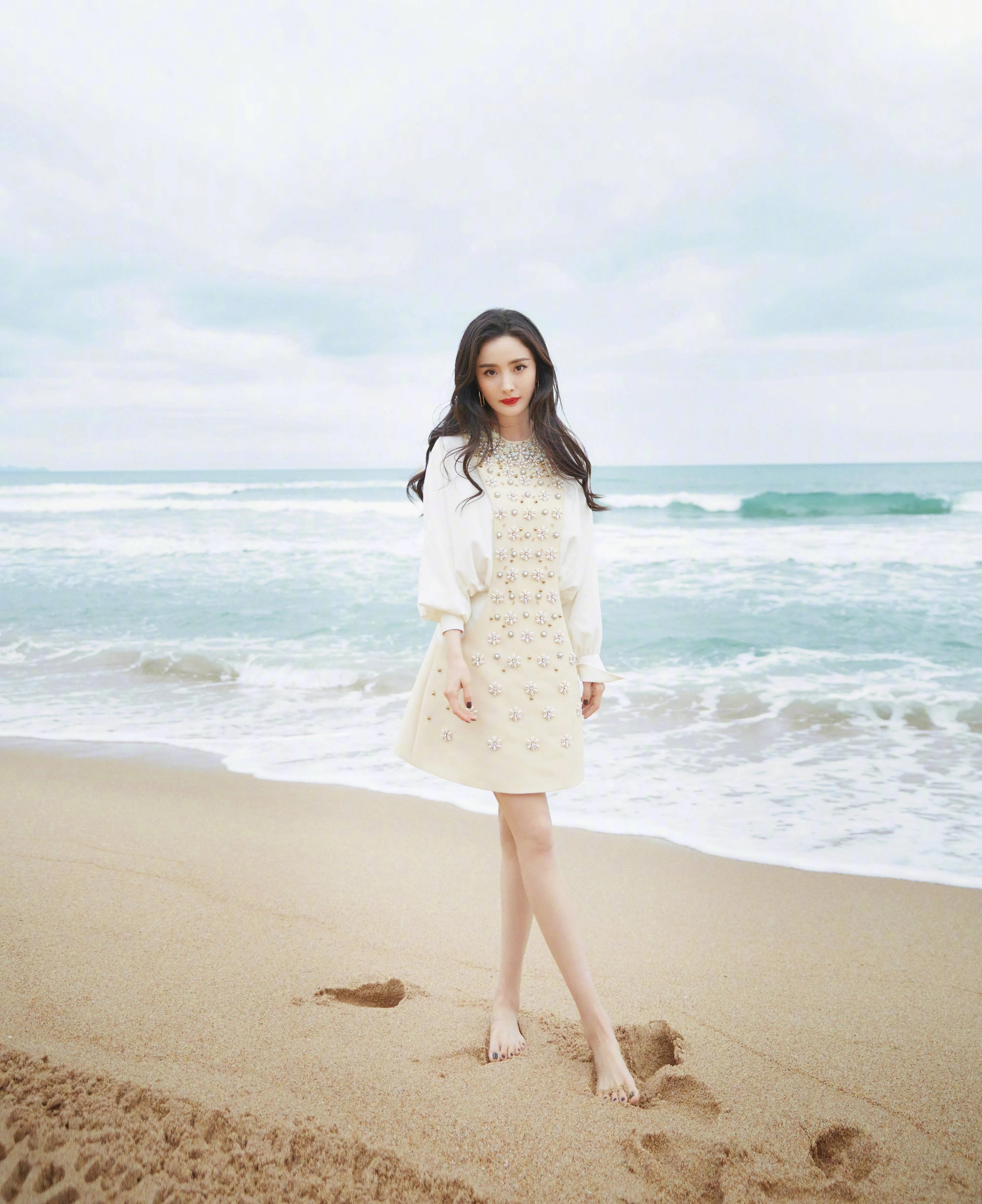 Yang Mi's photo by the sea, the picture is beautiful and moving - iNEWS