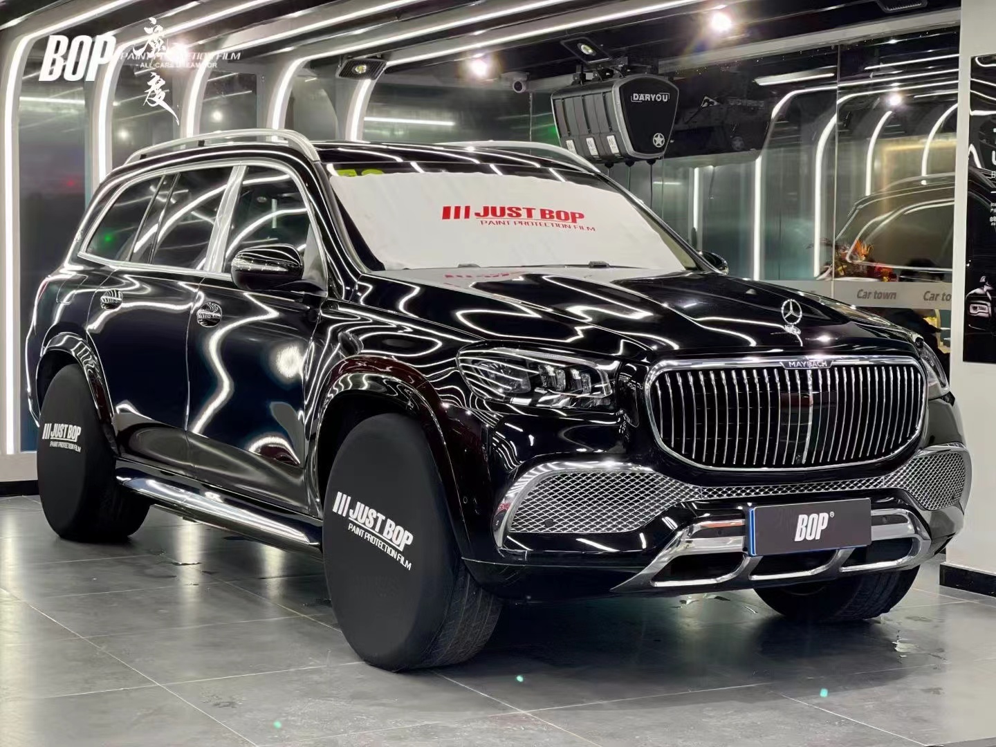 Sitting like in the "first class" of an airplane, the Mercedes-Benz ...