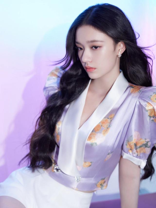 Lin Yun's legs are really too thin!She has to go around three times for ...