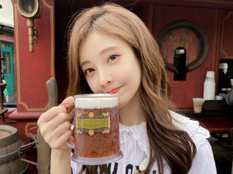 Feng Timo punched in Universal Studios, sweet and lovely, and took a ...