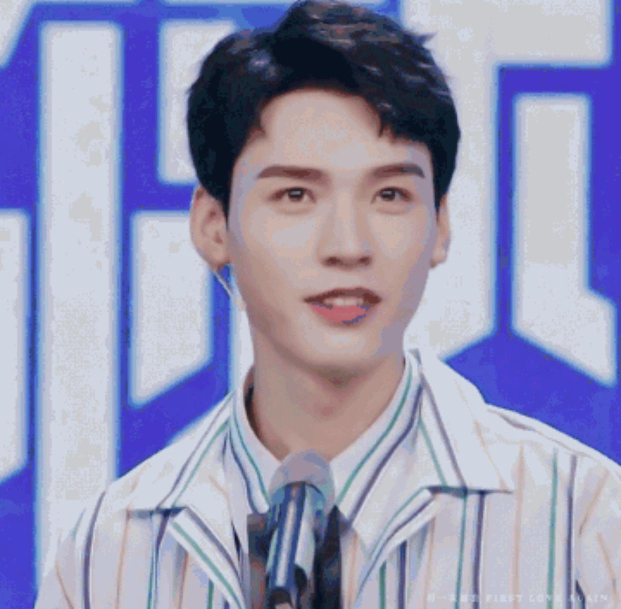 Gong Jun revealed that he had acted as a group performer for Zhang Yuqi ...