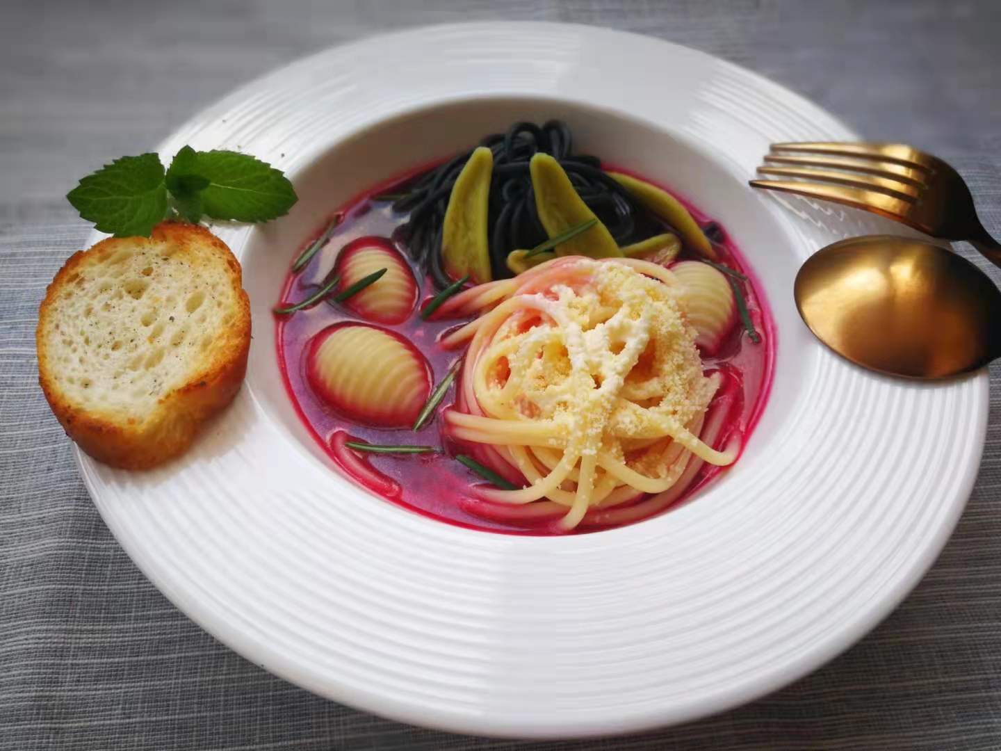 The spaghetti with witch soup in "Like You", it turns out that there is ...