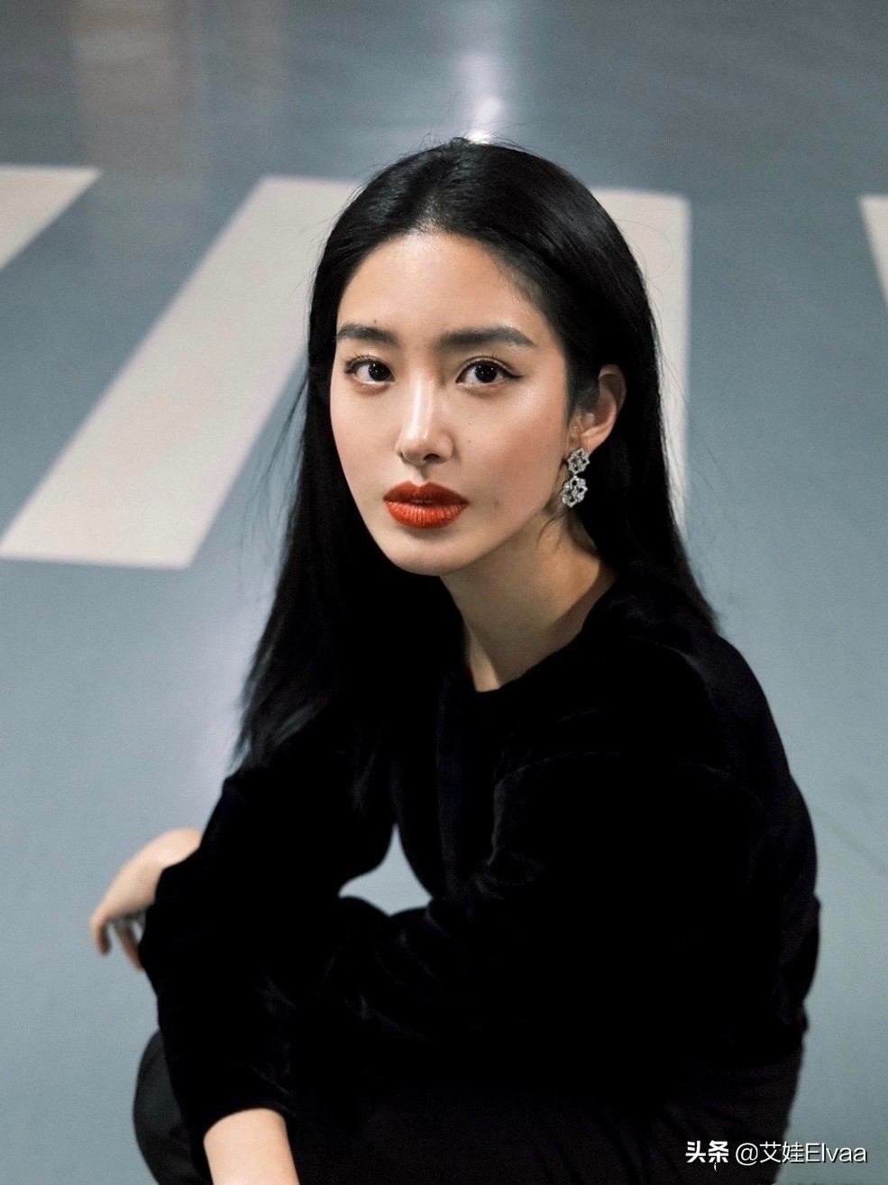 Yang Caiyu walks in the garage, wearing long-sleeved "awl boots" with ...