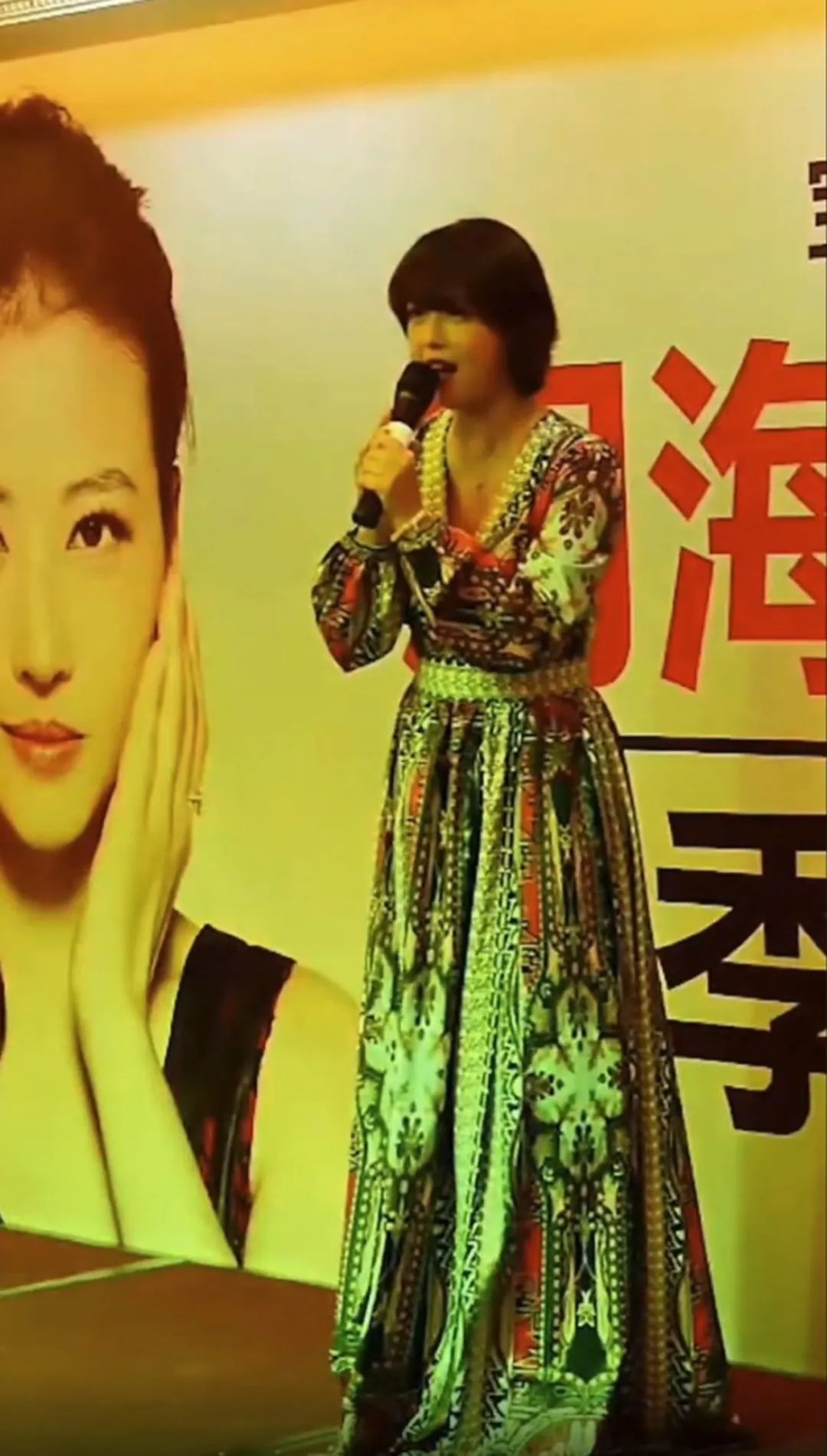 55-year-old Zhou Haimei appeared on stage to sing and regained her best ...