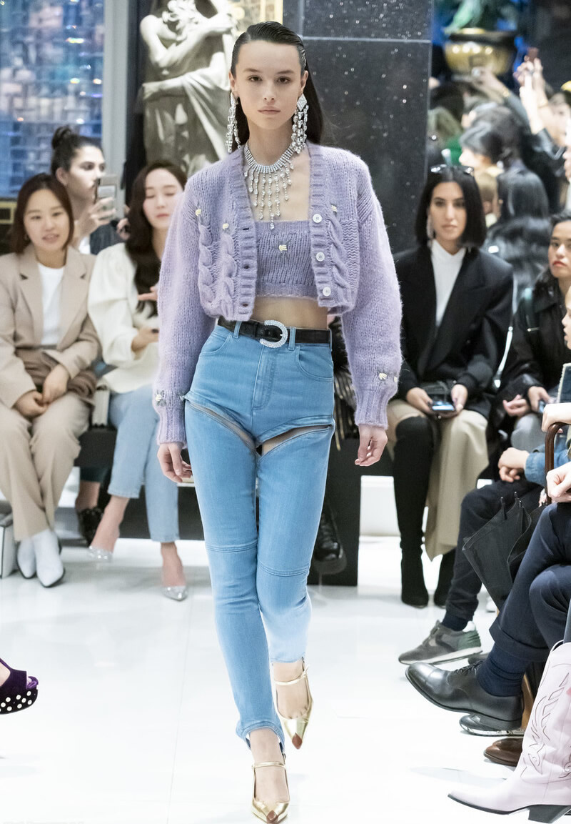 How to wear a purple jacket to look good?The purple inside is pleasing ...