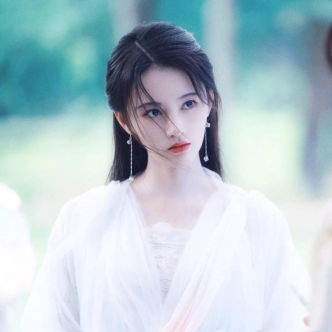 Can't stand it anymore, why did Ju Jingyi provoke you in a costume ...
