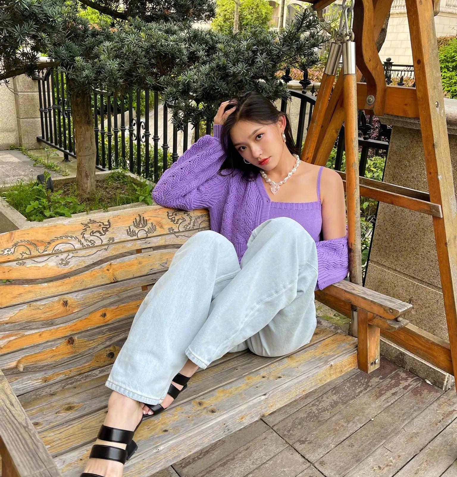 Lin Yun took a selfie with her little dew shoulders, her purple shirt ...