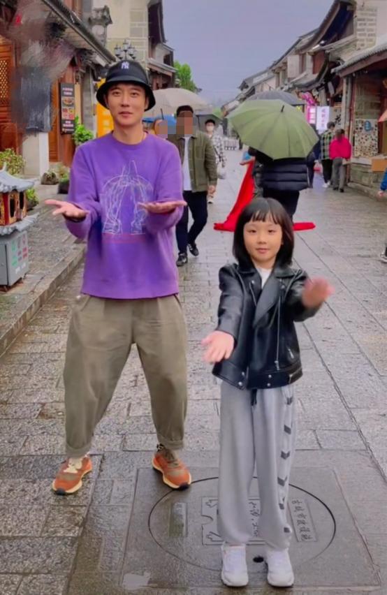 Zhang Danfeng and his 7-year-old daughter are in the same frame!Dancing ...