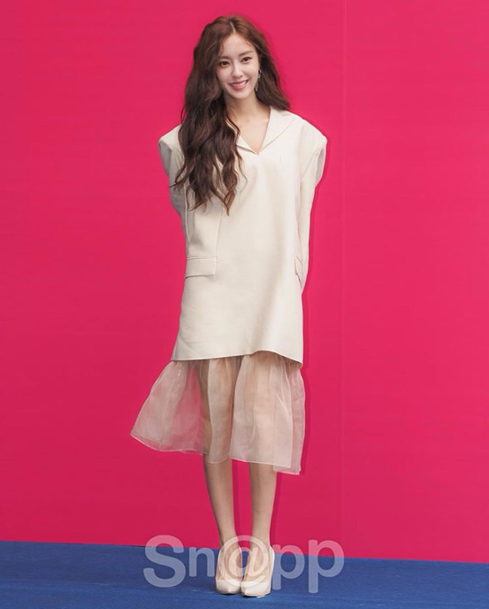 Park Hyomin's route is getting more and more wild! The ripped jeans are ...