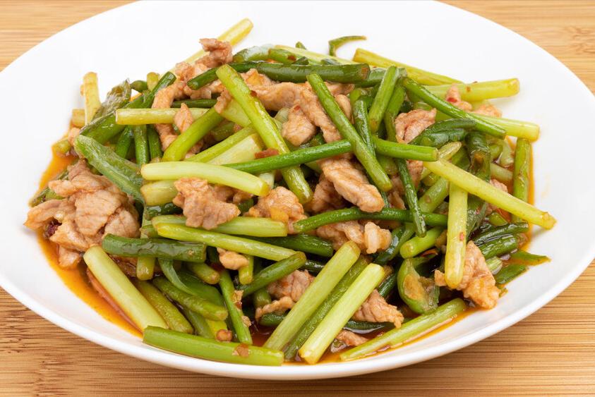 It is a big mistake to stir-fry garlic moss directly in the pot. The ...