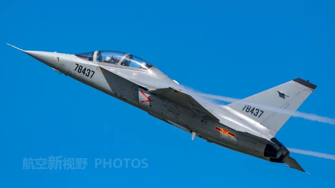 Rare in the same frame!The encounter between the Chinese L-15 and the ...