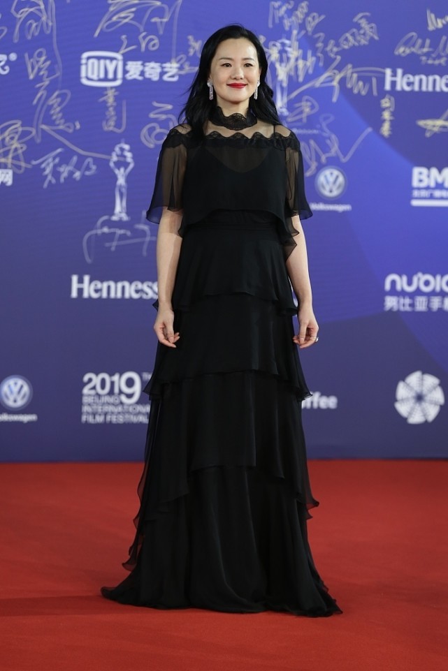 Wing Mei with curly hair is so charming, wearing a nude pink dress is ...