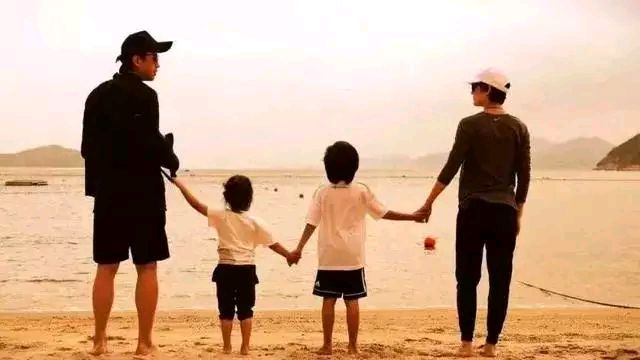 Deng Chao Sun Li received the certificate for 11 years and retakes his ...