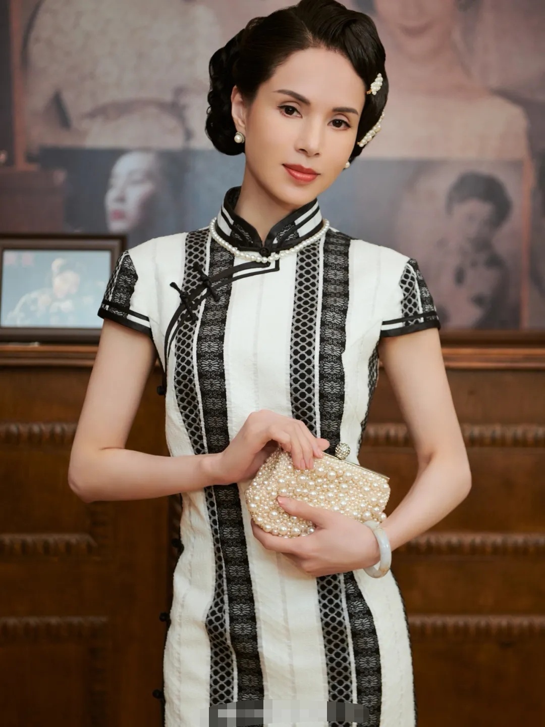 Li Ruotong's latest look, wearing a cheongsam with retro makeup, looks ...