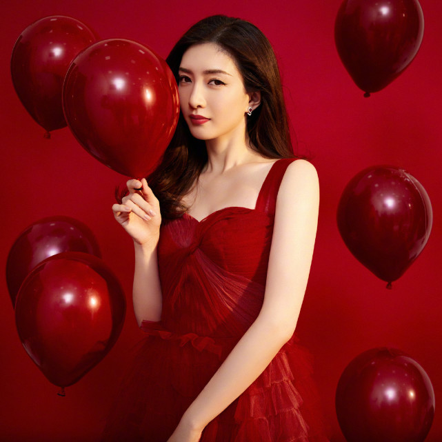 Charming red rose! Jiang Shuying's red dress on the Spring Festival ...