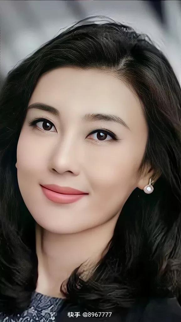 CCTV beauty host-Li Hong - iNEWS