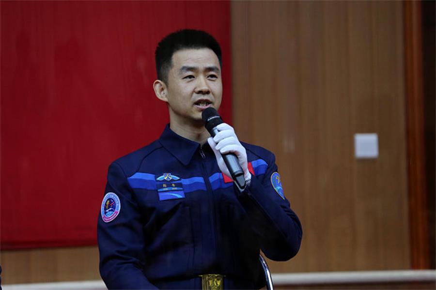 Astronaut Chen Dong, "left behind" his wife and returned to the team on ...