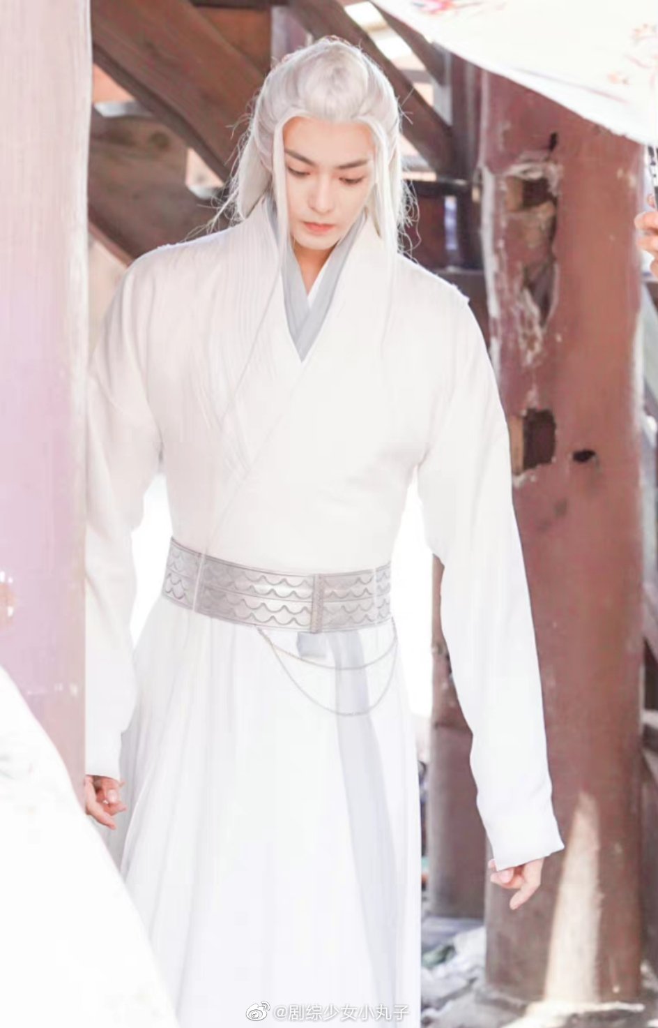 Hou Minghao's beautiful costume and white hair style Reuters, let's see ...